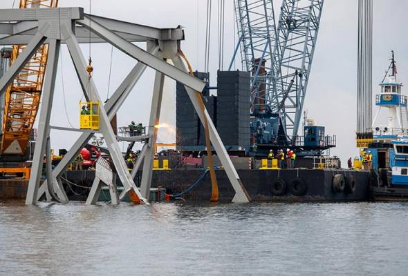 Salvage crews work to lift first piece of collapsed Baltimore bridge ... Salvage crews work to lift first piece of collapsed Baltimore bridge ...