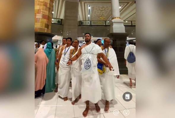 Mutawif pimpin jemaah 'istimewa' tunai umrah guna tongkat | Astro Awani