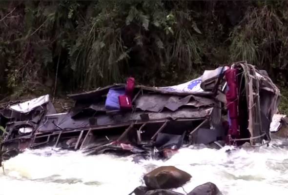 Peru bus crash kills 25, injures 13 | AWANI International