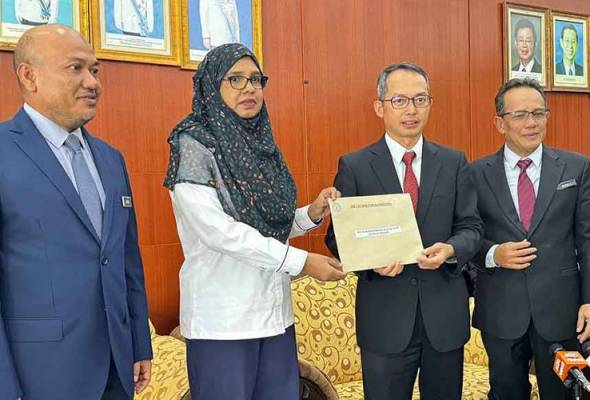 Speaker Pulau Pinang serah notis kekosongan DUN Sungai Bakap kepada SPR | Astro Awani