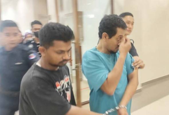 Dua lelaki didakwa bunuh rakan | Astro Awani