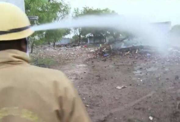 9 maut dalam letupan kilang bunga api di selatan India | Astro Awani