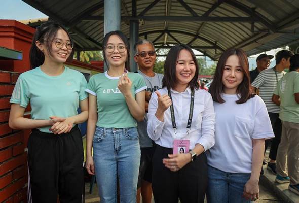 PRK KKB: Pengundi kembar terkejut jumpa dua Pang | Astro Awani