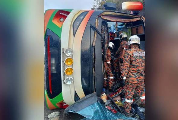 Bas terbalik di lebuh raya PLUS, 41 penumpang terselamat | Astro Awani