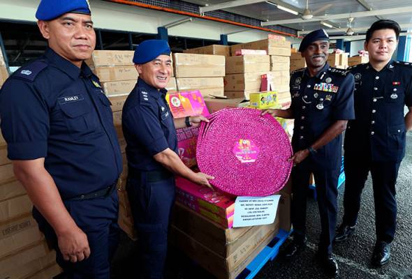 Mercun, bunga api bernilai RM854,000 dirampas | Astro Awani
