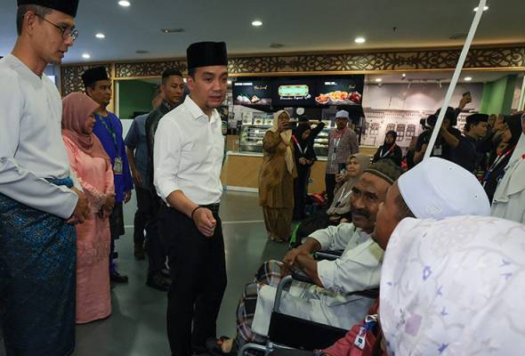 Berkerusi roda tidak halang warga emas tunai haji setelah tiga kali ...