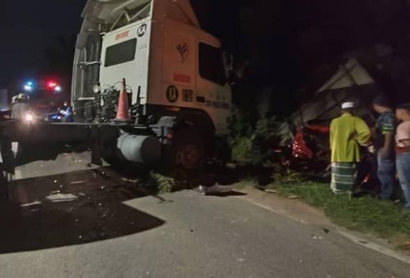 Pemandu lori kontena rempuh kereta positif dadah | Astro Awani