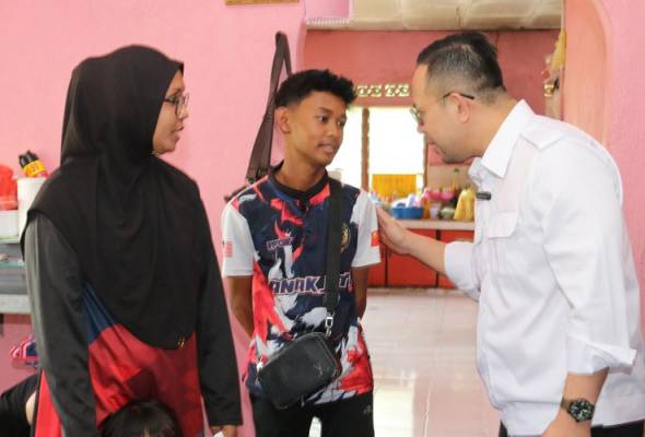 Isteri, anak nelayan lemas terima faedah Perkeso | Astro Awani