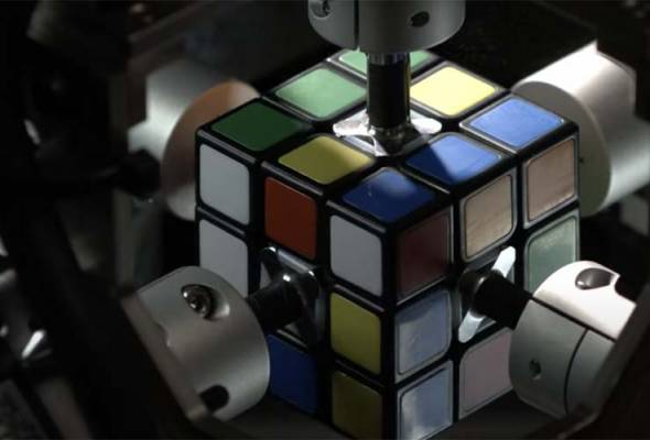 Rekod dunia selesaikan kiub Rubik terpantas kini 0.305 saat | Astro Awani Rekod dunia selesaikan kiub Rubik terpantas kini 0.305 saat | Astro Awani