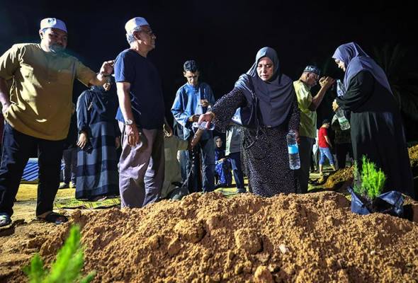 Jenazah wartawan hiburan popular Huzz selamat dikebumikan | Astro Awani