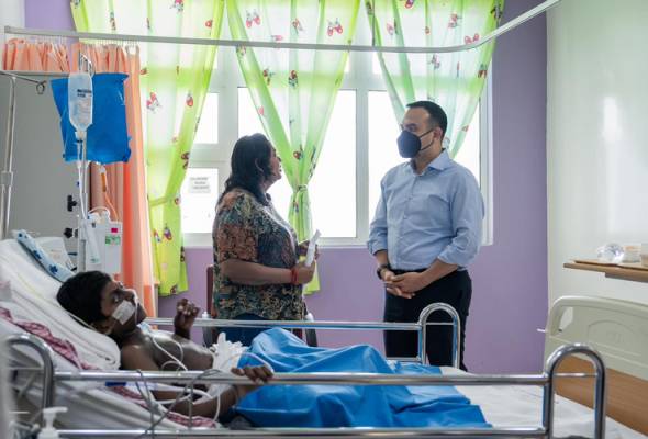 PM Anwar sampai sumbangan kepada kanak-kanak hidap penyakit usus kronik | Astro Awani