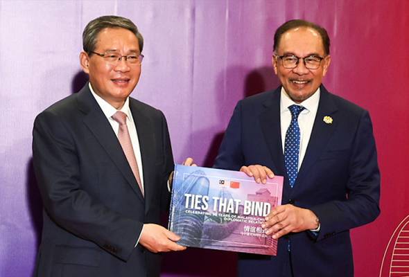 PM Anwar, Li Qiang bertukar-tukar buku mewah bagi memperingati hubungan ...