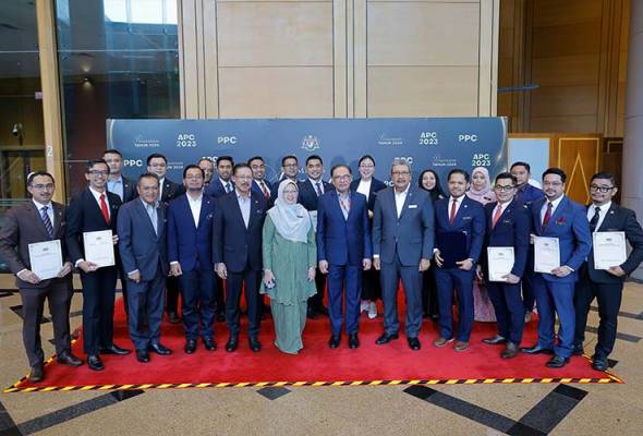 PM Anwar rai 1,019 warga JPM cemerlang, pesara di Majlis Apresiasi ...