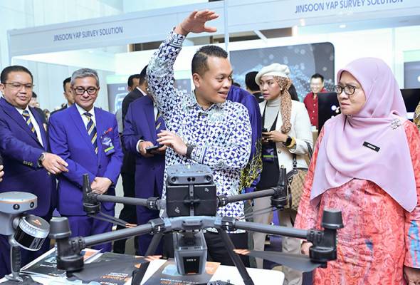 Akta Juruukur Bangunan sedang dirangka - Nik Nazmi | Astro Awani