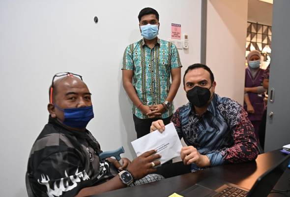 Anwar beri sumbangan kepada aktivis reformasi Bob Kelana Jaya | Astro Awani