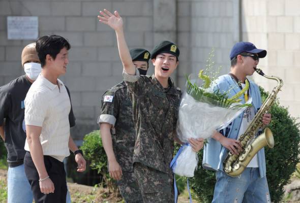 Deraian air mata Jin BTS, tamat latihan ketenteraan | Astro Awani