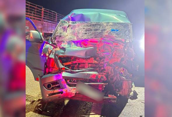 Dua cedera, van bawa 12 individu langgar lori simen | Astro Awani