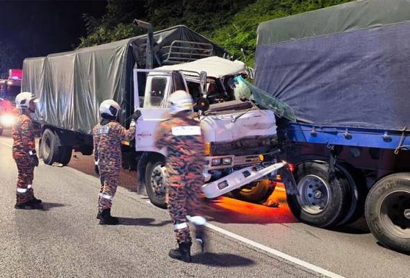 Pemandu, kelindan cedera lori rempuh belakang treler muatan batu kerikil | Astro Awani