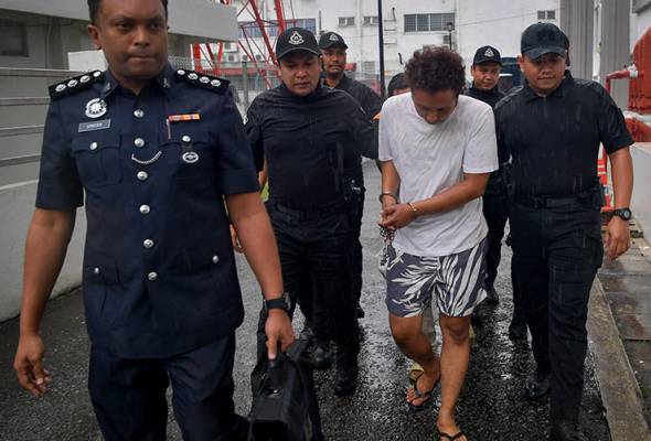 Mayat terbakar: 3 lelaki didakwa bunuh rakan | Astro Awani