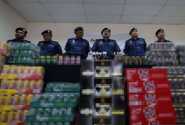 JKDM bongkar rumah terbiar jadi stor arak di Pulau Pinang | Astro Awani