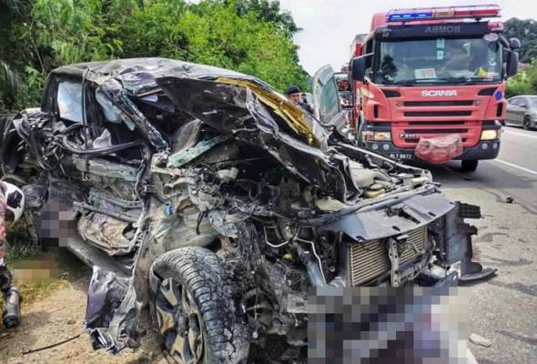 Dua maut, lima cedera nahas Toyota Hilux, treler di Temerloh | Astro Awani