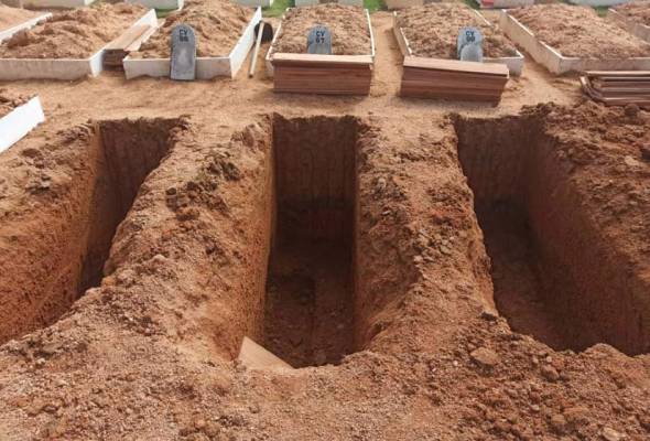 Kubur wanita digali, dua utas 'tali pocong' hilang | Astro Awani