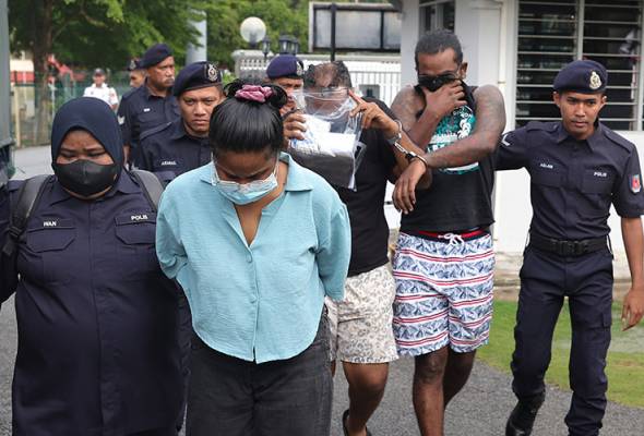 Dua lelaki, tiga wanita didakwa sebabkan kematian rakan | Astro Awani