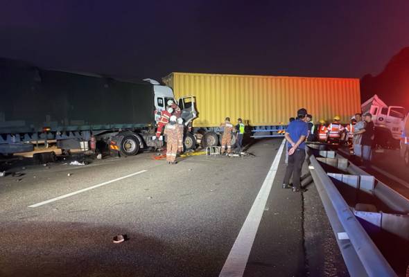 Pemandu lori maut dalam kemalangan tiga kenderaan | Astro Awani