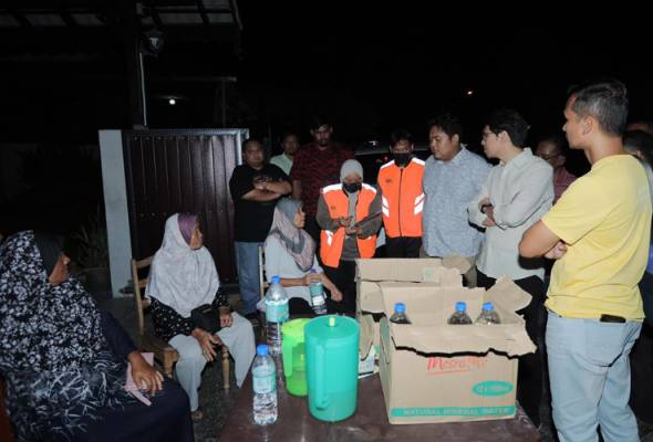 PM sampai sumbangan kepada mangsa kebakaran di Tambun | Astro Awani