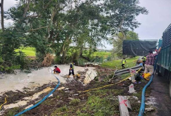 Treler terbabas, 40,000 liter susu getah tumpah di lebuh raya | Astro Awani