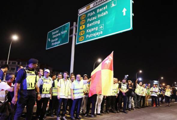 Jejambat Bandar Saujana Putra dibuka secara rasmi | Astro Awani