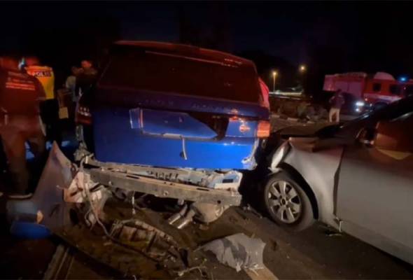 Pasangan kekasih maut nahas empat kenderaan | Astro Awani