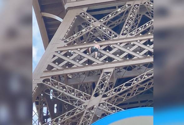 Police arrest climber who tried to scale Eiffel Tower on last day of Paris Olympics | Astro Awani