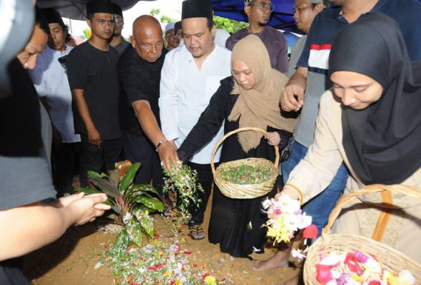 Jenazah Sharifah Azizah selamat dikebumi | Astro Awani