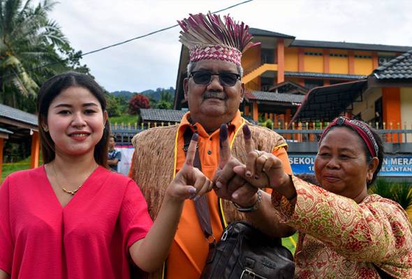 PRK Nenggiri: Tok Batin mengundi sambil gayakan pakaian tradisional ...