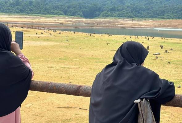 Kubur 100 tahun dalam Tasik Pedu 'muncul kembali' | Astro Awani