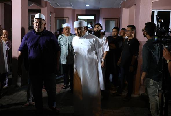 Ahmad Zahid, Fahmi ziarah Allahyarham Rozaid Abdul Rahman | Astro Awani