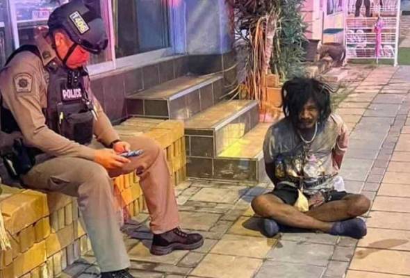 Ejen insurans cedera diserang gelandangan | Astro Awani