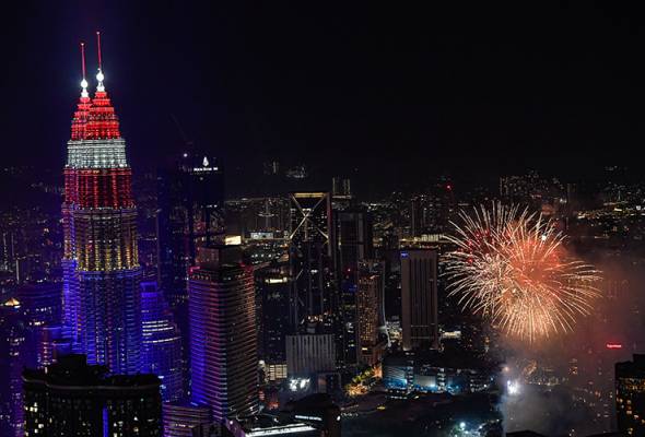 Percikan bunga api, laungan merdeka hiasi sambutan ambang Hari ...