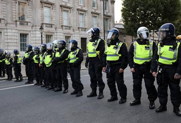 Children as young as 12 due in court over widespread riots | Astro Awani