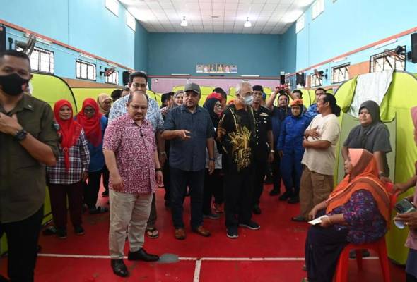 PM hulur sumbangan kepada 109 mangsa banjir di Alor Gajah | Astro Awani