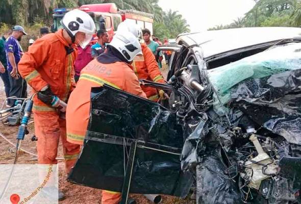 Dua maut, lima cedera dalam nahas tiga kenderaan | Astro Awani