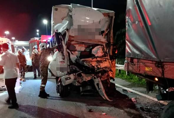 Dua maut, lori bawa muatan pejabat rempuh belakang treler di lebuh raya WCE | Astro Awani