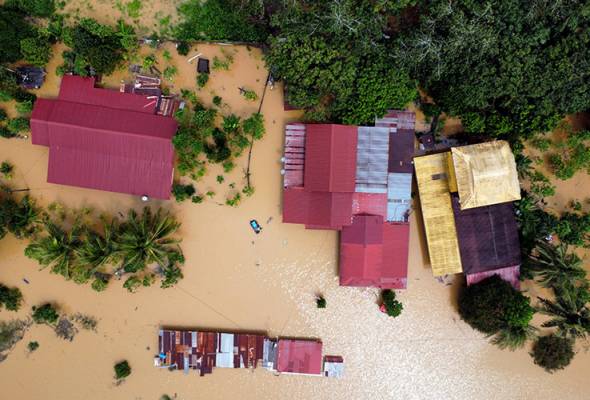 PM Anwar beri sumbangan peribadi kepada mangsa banjir di Perlis | Astro Awani