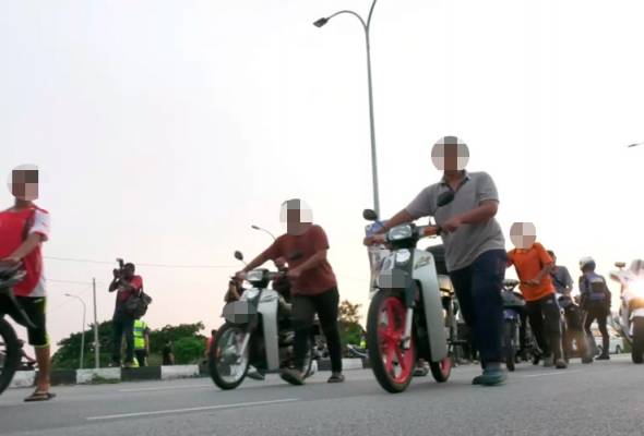 69 pelajar ditahan merempit | Astro Awani