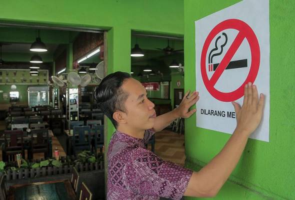 Akta 852 berkaitan kawalan produk merokok berkuat kuasa esok | Astro Awani