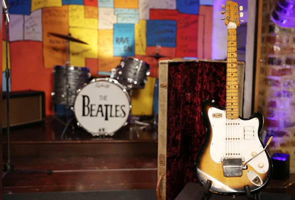 Gitar milik George Harrison dijangka cecah RM3.38 juta dalam lelongan ...