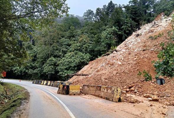 Tanah runtuh: Jalan Simpang Pulai-Cameron Highlands ditutup | Astro Awani