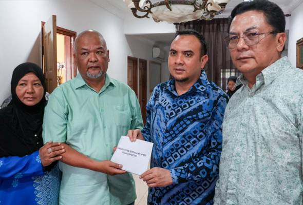 PM hulur sumbangan kepada keluarga Allahyarham Khairil Anwar Jamaludin | Astro Awani