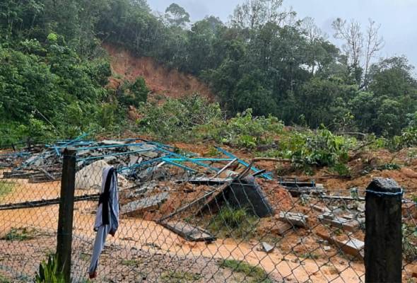 3 sekeluarga terperangkap rumah dihempap tanah runtuh | Astro Awani